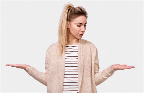 Premium Photo Portrait Of Puzzled Blonde Pretty Young Woman Shrug