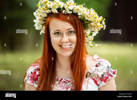 Portrait Dune Jeune Fille Rousse Avec Une Couronne Photo Stock Alamy