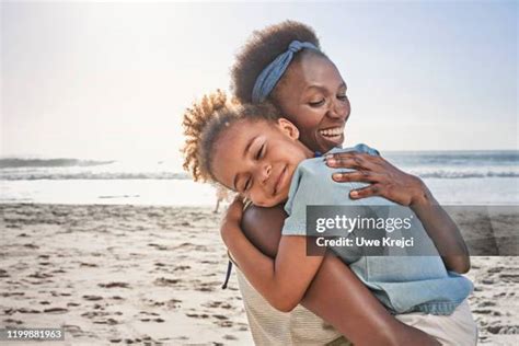 Mom Daughter Beach Foto E Immagini Stock Getty Images