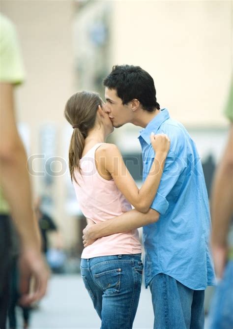 Teenage Paar Umarmt Junge Küsst Mädchen Auf Die Wange Stockfoto