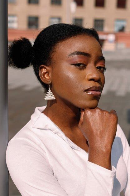 Premium Photo Portrait Of A Dark Skinned Girl With Bright Makeup Near