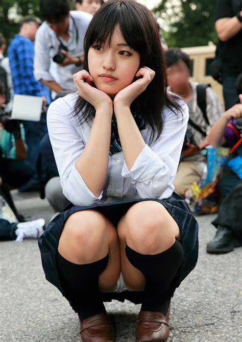 ワンフェス2014夏、レイヤーかざりのポカリcm制服コスプレのm字パンチラ – みんくちゃんねる