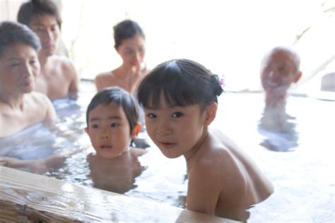 3 つの世代の家族の温泉 30代のストックフォトや画像を多数ご用意 Istock