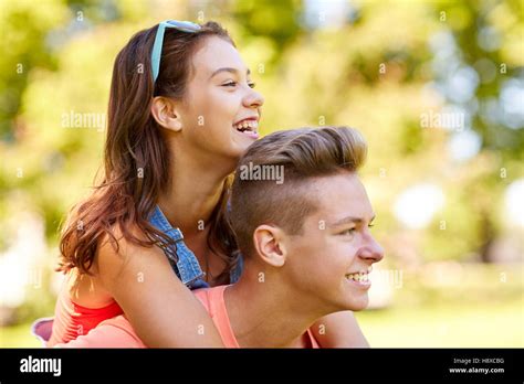 Feliz Pareja De Adolescentes Se Diviertan En Verano Park Fotografía De