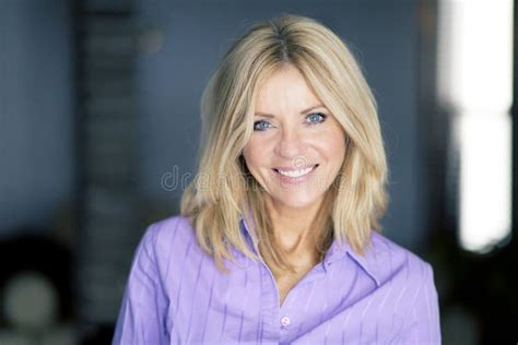 Blond Mogen Kvinna Fotografering För Bildbyråer Bild Av Folk 129299425