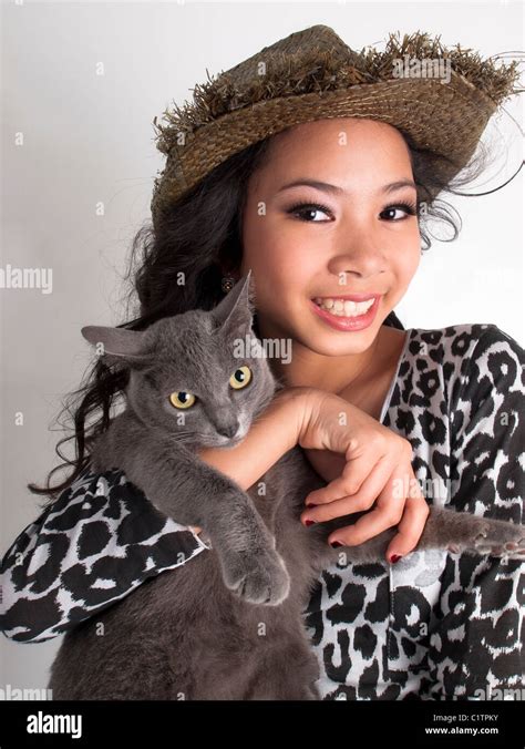 Mädchen Mit Der Katze Fotos Und Bildmaterial In Hoher Auflösung Alamy