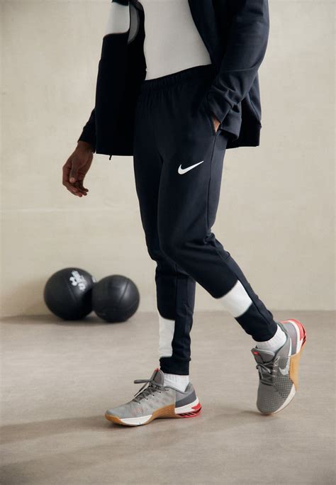 Nike Performance Pant Taper Energy Jogginghose Black Summit White