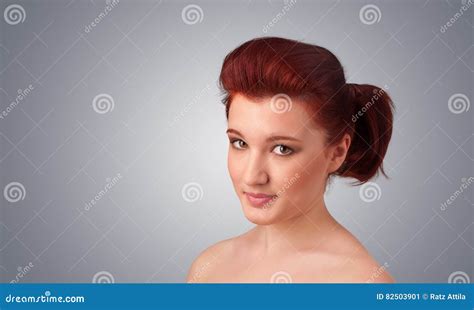 Fermez Vous Vers Le Haut Du Portrait De La Belle Jeune Fille Nue Image