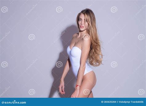 Cara De Mujer Sexy Mujer Joven Sensual Posando En Traje De Cuerpo Sexy