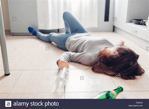 Drunk Woman Floor Fotos Und Bildmaterial In Hoher Auflösung Alamy