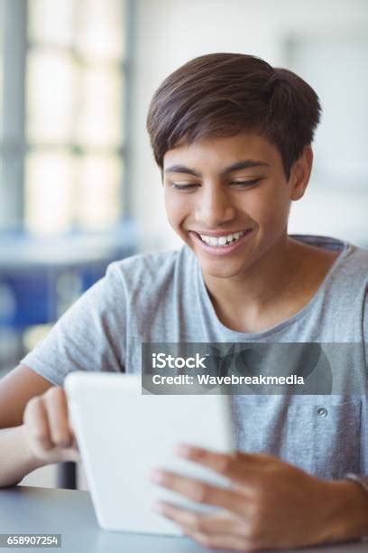 Photo Libre De Droit De Écolier Heureux À Laide De Tablette Numérique