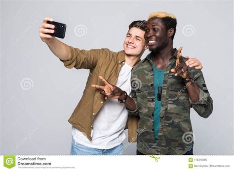 Os Amigos Multirraciais Tomam O Selfie No Telefone Isolado No Fundo