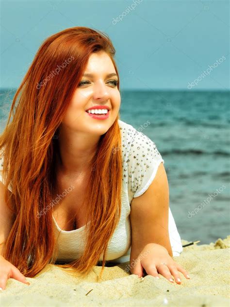Fille Couchée Sur La Plage Image Libre De Droit Par Voyagerix © 69355245