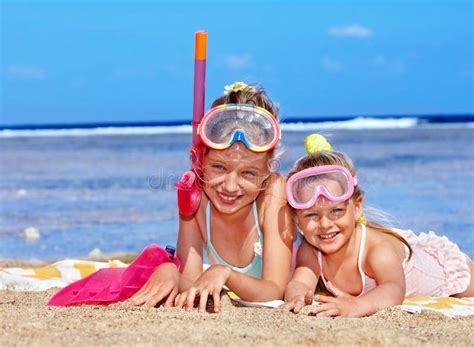 Retrato De Los Niños Felices Que Gozan En La Playa Foto De Archivo