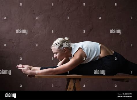 Fille Flexible Banque De Photographies Et Dimages à Haute Résolution