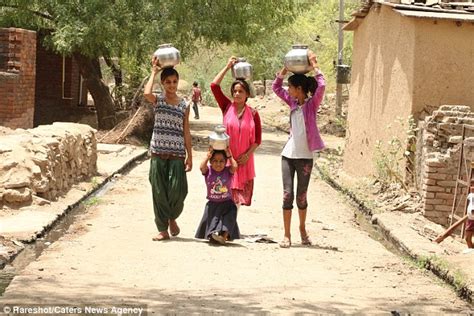2ft 8in Indian Tailor Fears She Will Never Get Married Daily Mail Online