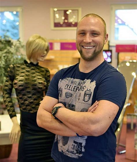 Plastik Brüste Und Falsche Wimpern In Diesem Transen Laden Wird Mann