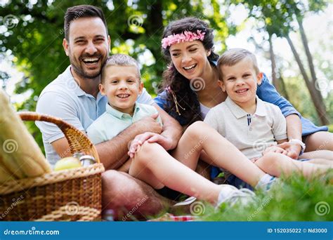 Familj Med Barn Som Tillsammans Tycker Om En Utomhus Sommardag