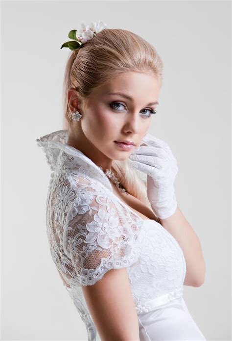 Portrait De Belle Fille Blonde Sensuelle Sexy Dans Une Robe Rose W