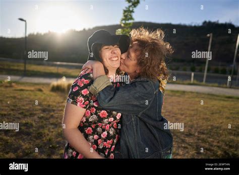 Mère Embrasse Sa Fille Banque De Photographies Et Dimages à Haute