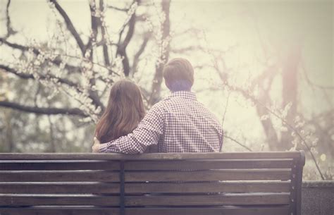 Fonds Decran Couples Dans Lamour Banc Télécharger Photo