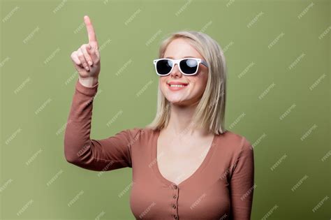 Premium Photo Beautiful Blonde Girl In A Sunglasses And Blouse
