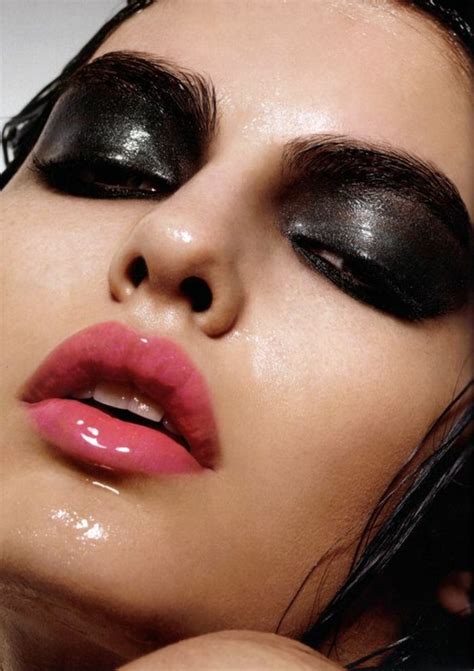 Comment Se Maquiller Comme Une Femme Fatale Yeux Fard Noir Effet Glossy