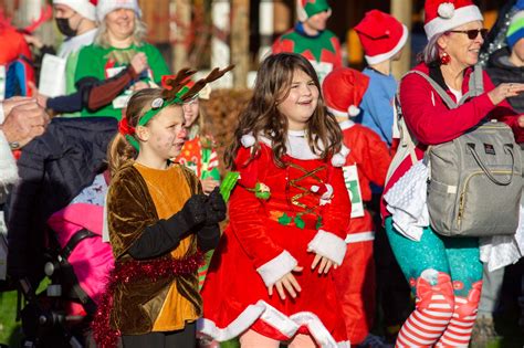 Hundreds Of Santas Raise Thousands With Festive Run Run Around Rosemoor