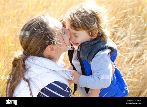 Enfant Qui Embrasse Sa Mere Banque De Photographies Et Dimages à Haute