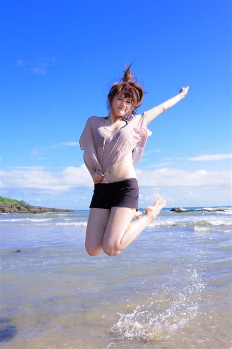 無料写真素材 人物 女性アジア 跳ぶ・ジャンプ 人物海 台湾人画像素材なら！無料・フリー写真素材のフリーフォト