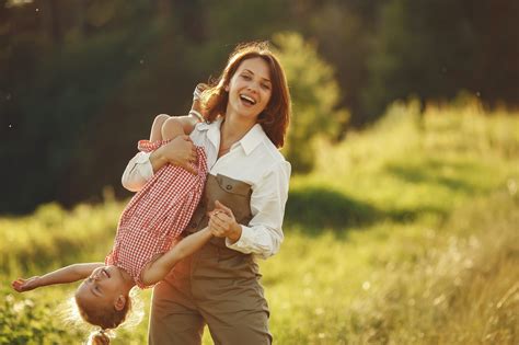 40 Mother Daughter Photoshoot Ideas And Tips 2023