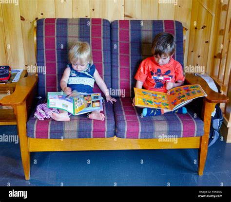 Avec Deux De Ses Enfants Banque De Photographies Et Dimages à Haute