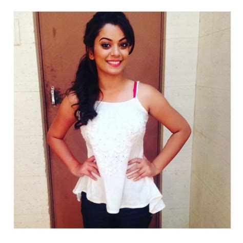 Nidhi Jha Biography Hindi अभिनेत्री और मॉडल निधि झा की जीवनी