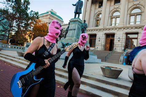 Lucy Shtein Componenta Trupei Pussy Riot Care A Fugit Spectaculos Din