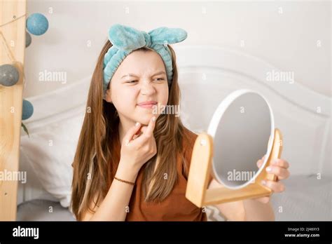 Puberty Girl Mirror Banque De Photographies Et Dimages à Haute