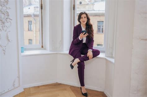 Premium Photo Successful Brunette Businesswoman In Violet Suit Sits