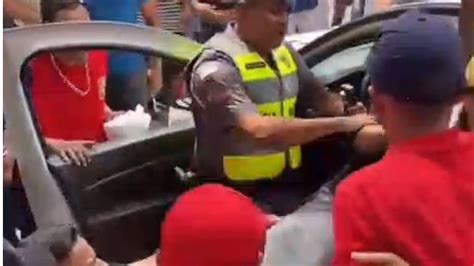 VÍdeo Homem Suspeito De Roubo é Retirado De Viatura Da Pm E Espancado