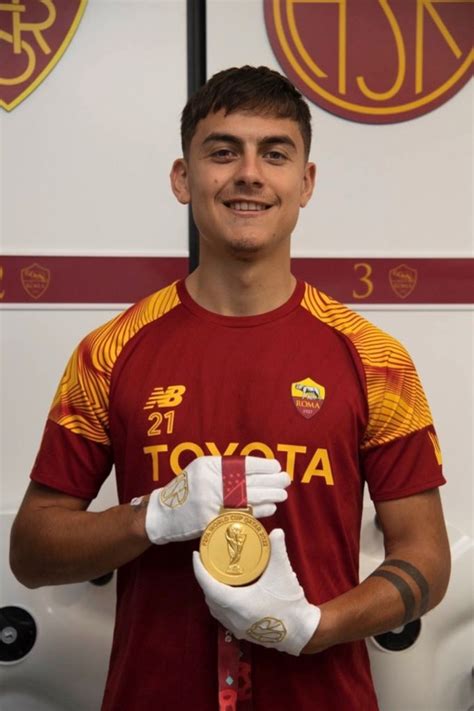 Paulo Dybala Donó Su Medalla De Campeón Del Mundo A La Roma Olé