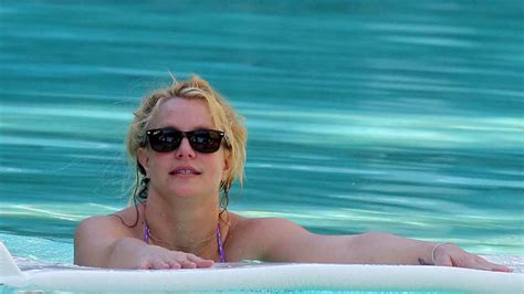 Video Britney Spears Inicia El Año En Bikini Y Haciendo Sensuales