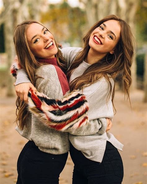 Pin By Smithaa Shetty On Bestfrnd Poses Sisters Photoshoot Poses