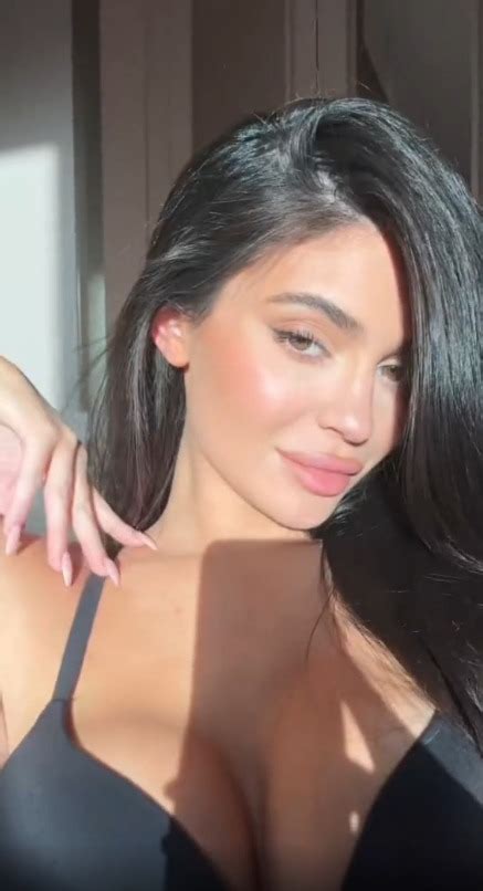Kardashian Fans Mock Kylie Jenner For Smelling Her Finger While