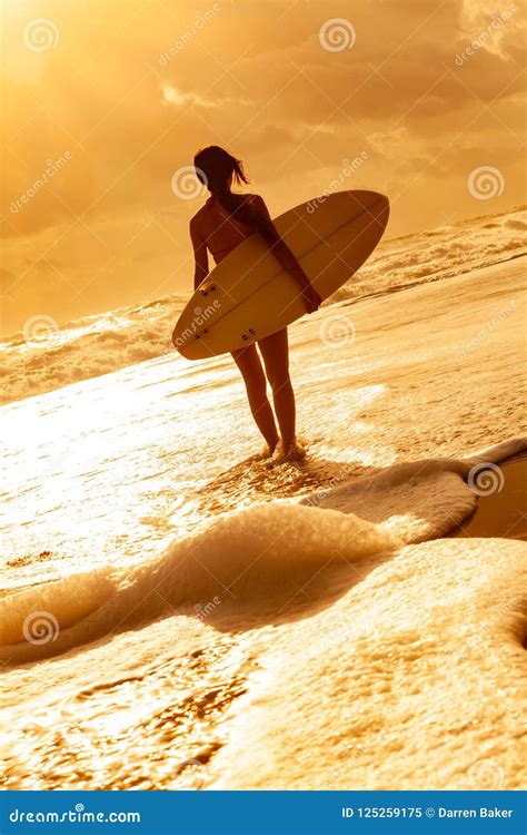Surfer De Bikini De Femme Et Plage De Coucher Du Soleil De Planche De