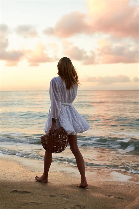 10 Summer Poses Ideas How To Spice Up Your Content At The Beach