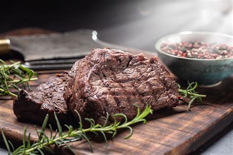 Dua Steak Pantat Daging Sapi Dengan Bumbu Tomat Garam Dan Rempahrempah
