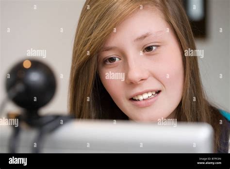 Jeune Adolescente à Laide Dun Ordinateur Portable Avec Web Cam Photo