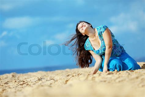 Smuk Ung Kvinde Hviler På Stranden Stock Foto Colourbox