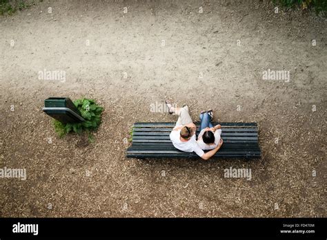 Deux Filles Assises Sur Un Banc Banque De Photographies Et Dimages à