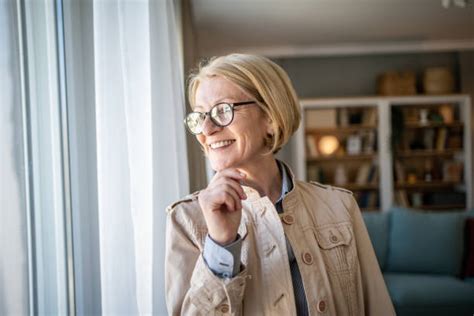 123 100 Femmes Dâge Mûr Photos Taleaux Et Images Libre De Droits Istock