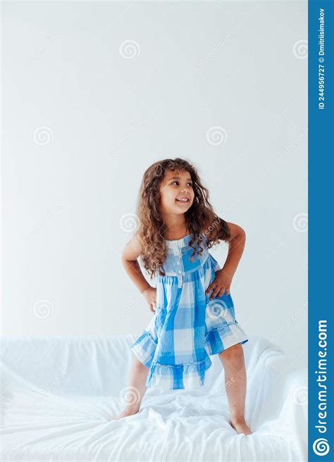 Linda Menina Encaracolada Com Um Vestido Azul Imagem De Stock Imagem