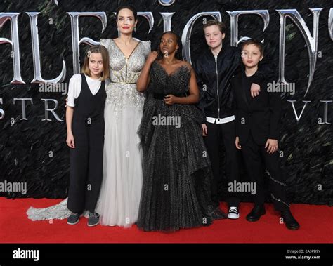 Vivienne Jolie Pitt And Knox Jolie Pitt Fotos Und Bildmaterial In